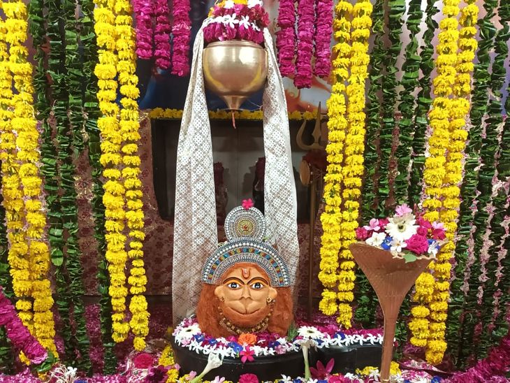 God's attractive makeup done in the form of Hanumanji | पूर्णेश्वर ...