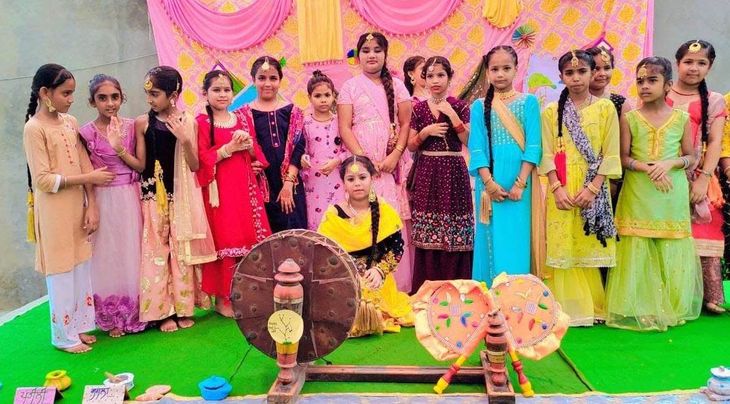 Teej festival celebrated in Kultham village, teachers and girl students ...