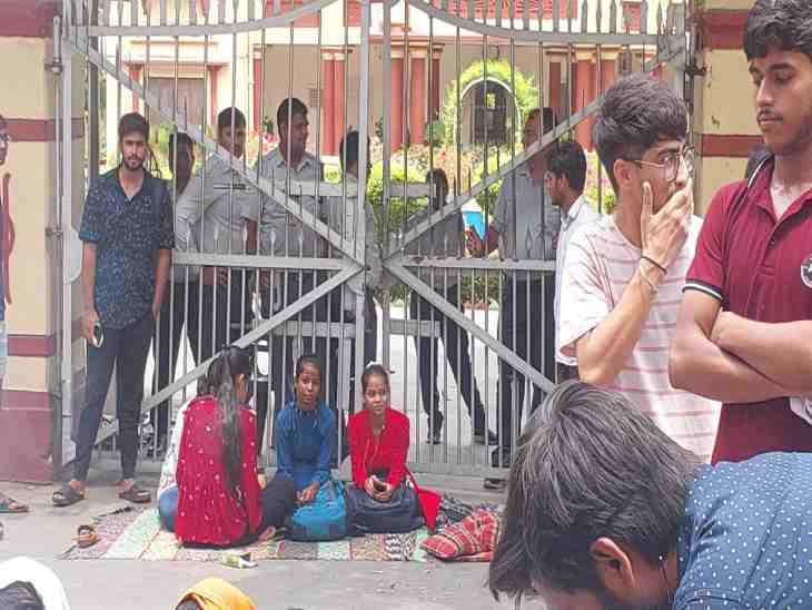 Proctorial Board in BHU Varanasi said- vacate the road in front of Vice ...