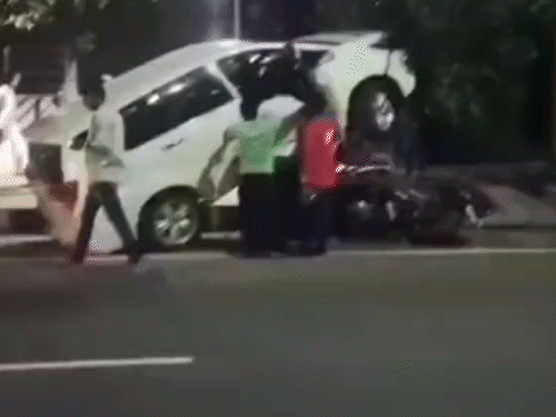 Visakhapatnam Innova Car Accident; Video Goes Viral | Andhra Pradesh News