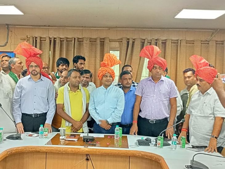 The atmosphere of joy among the farmers, BKU honored DM Manish Kumar ...