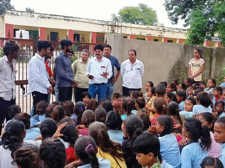 Demand to fill vacant posts of teachers, memorandum submitted to DEO ...