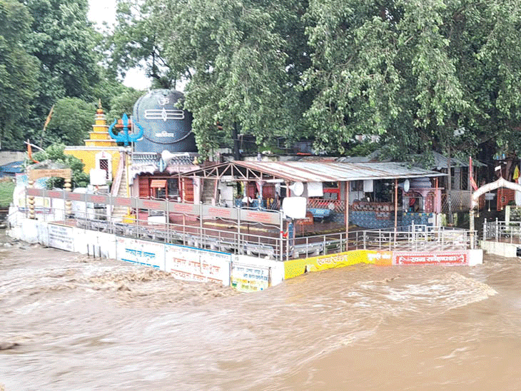 Narmada flowing above the danger mark, small bridge submerged; Many ...