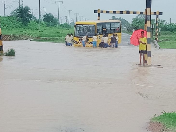 Water filled in the underbridge built on the railway crossing, road to 5 villages closed | रेलवे ...
