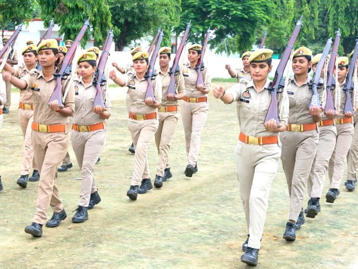 Saw the handling of arms after the weekly parade salute, gave maintenance tips | सीतापुर में ...