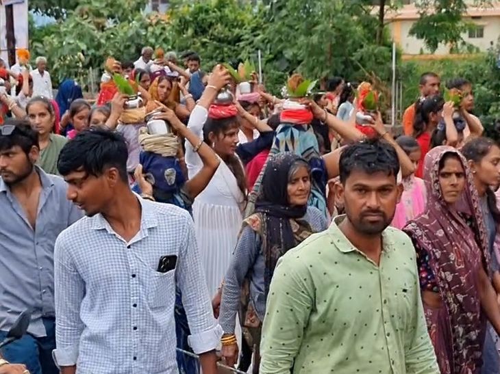 Huge Kalash Yatra started from village Jhalara | ग्राम झलारा से निकली ...