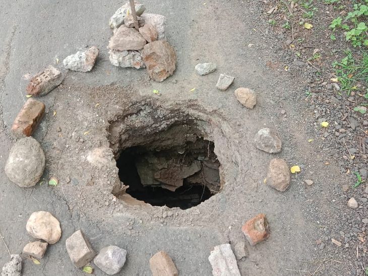 8 feet deep pit on the road between Anjanda Badda, PWD SDO said - will ...