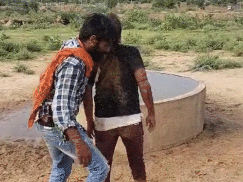 gau rakshak brutally beating a muslim man in Gujarat