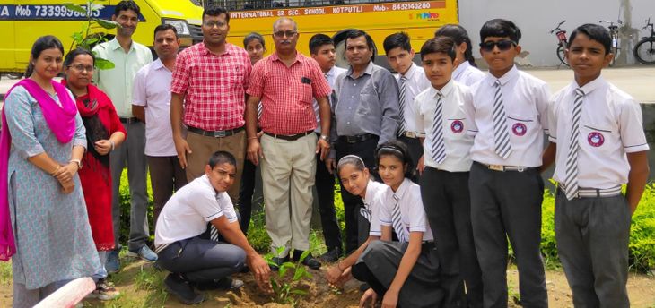 Planted saplings at Hans School | हंस स्कूल में पौधरोपण किया - Pawta ...