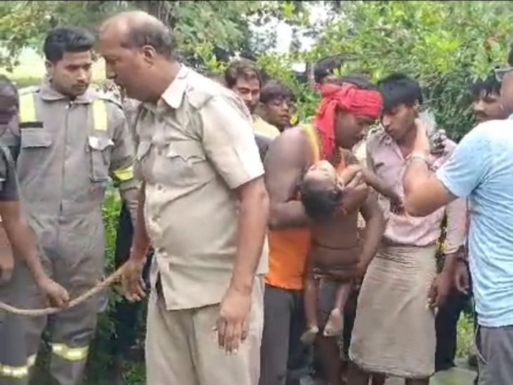 Innocent died after falling into a well in Meja | मेजा में कुएं में ...