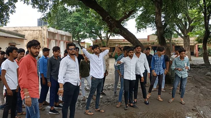Unhappy with the attitude of the Principal, ABVP raised slogans ...