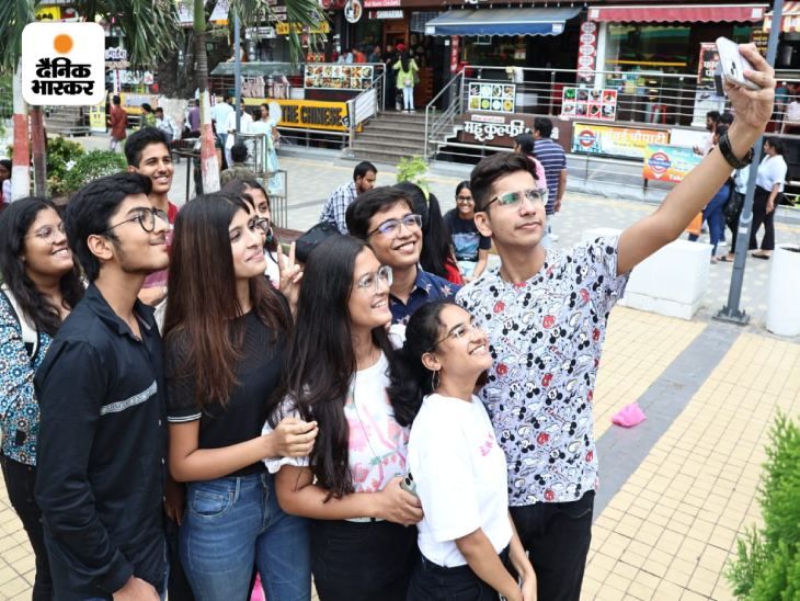 Friends reached 56 shops on Friendship Day, shared memories | फ्रेंडशिप ...