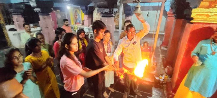 Aarti was organized on the anniversary of the construction of Shri Ram ...