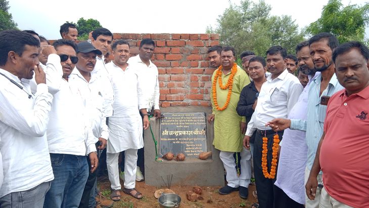 Chandraprakash laid the foundation stone of PCC road construction ...