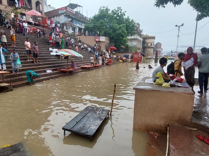 Intermittent rain in Varanasi