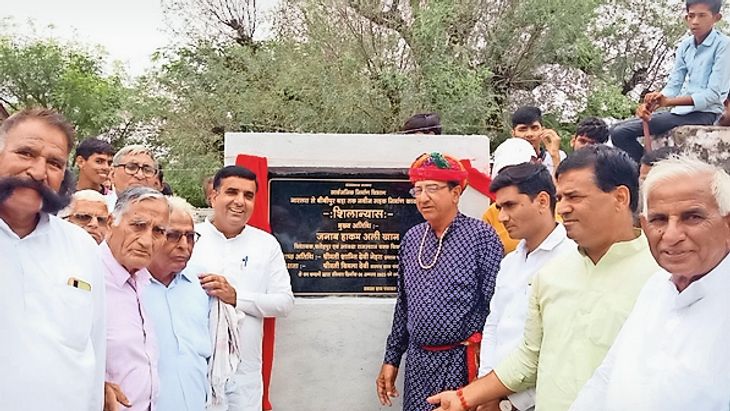 The MLA and Pradhan announced development works worth lakhs | विधायक व ...