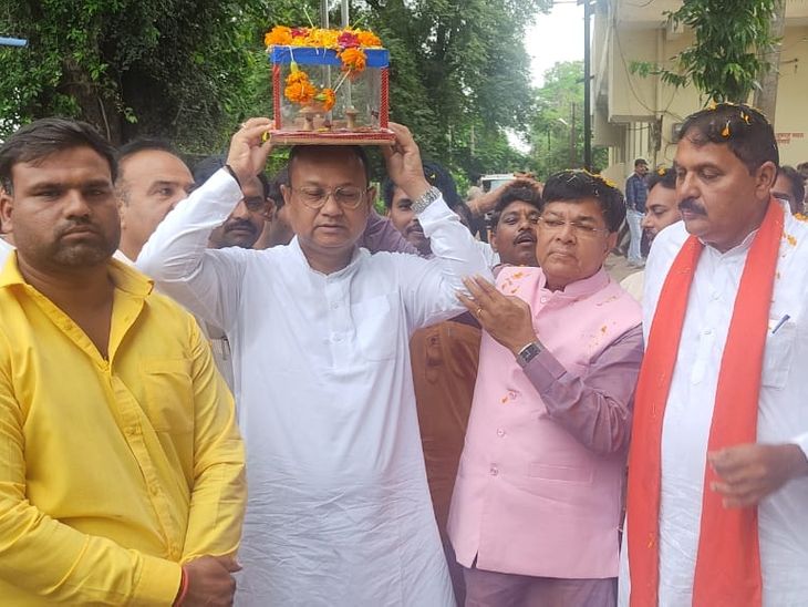MLA Sanjay Shah joined by placing a paduka on his head | टिमरनी पहुंची ...