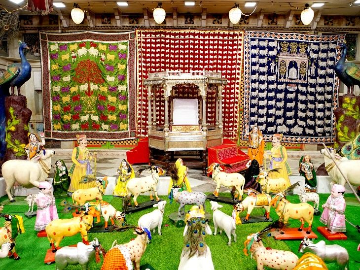 Dwarkadhish sitting in the desire of Gocharan | गोचारण के मनोरथ में ...