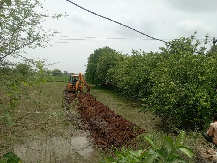 JCB ran on standing crops of farmers | किसानों की खड़ी फसल पर चलाई ...