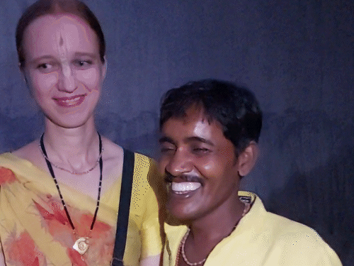 Russian girl falls in love in Vrindavan, serves the cow during the day ...