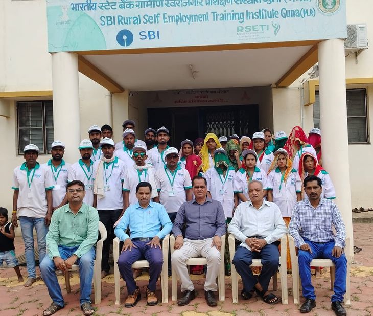 Free training on dairy farming and vermi compost making given to youth ...