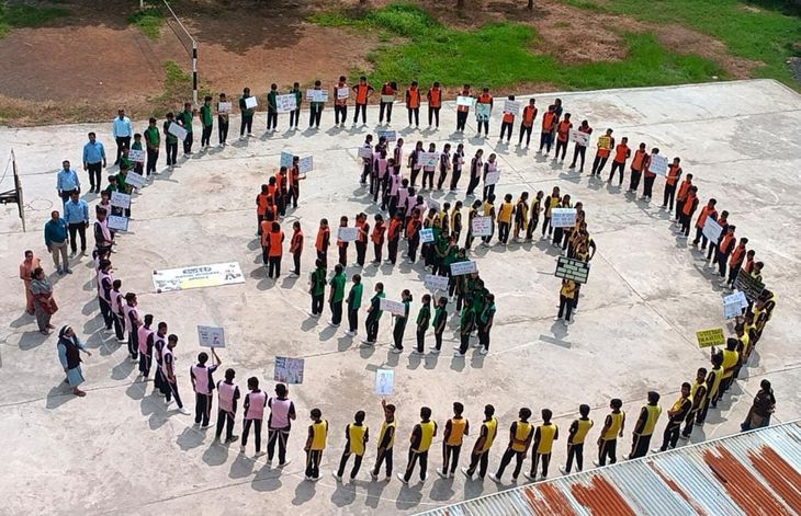 200 students formed human chain, took oath to vote | 200 विद्यार्थियों ...