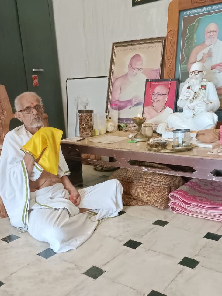 69-year-old Dilip Bhandari is doing 36 days of Guru Aradhana silently in the hut | 69 वर्षीय ...