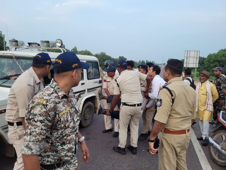 Bike rider collided with cow on NH-39 | NH-39 पर गाय से टकराया बाइक ...