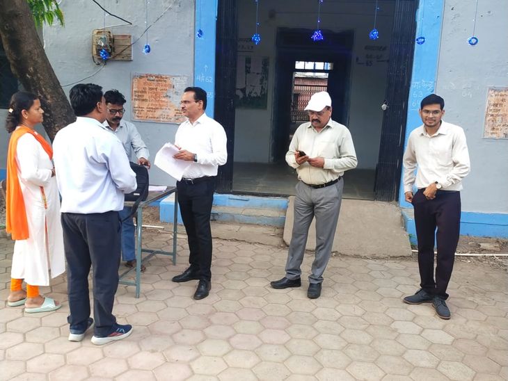 Collector planted saplings in Barwah area | बड़वाह क्षेत्र में कलेक्टर ...