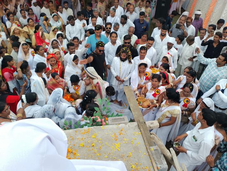Statue of Guru Maa Minimata of Satnami Samaj installed in Khursipar ...