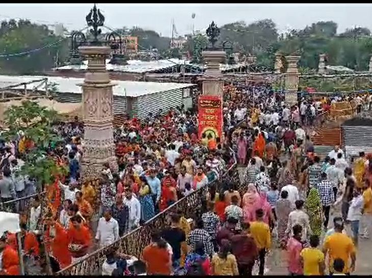 Uproar on making the devotees sit in the assembly hall in Bhasmarti ...