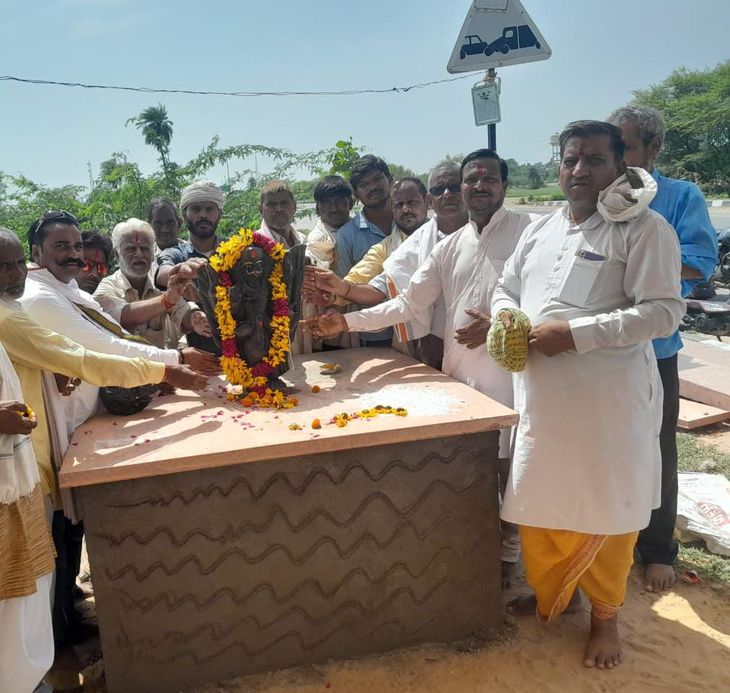 Installation of idols of Shani Dev and Shiva family on Hanuman temple flat