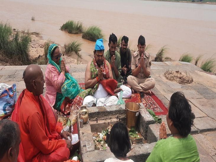 The judge worshiped Baba Dashshisha Nath Mahadev | न्यायाधीश ने की बाबा ...