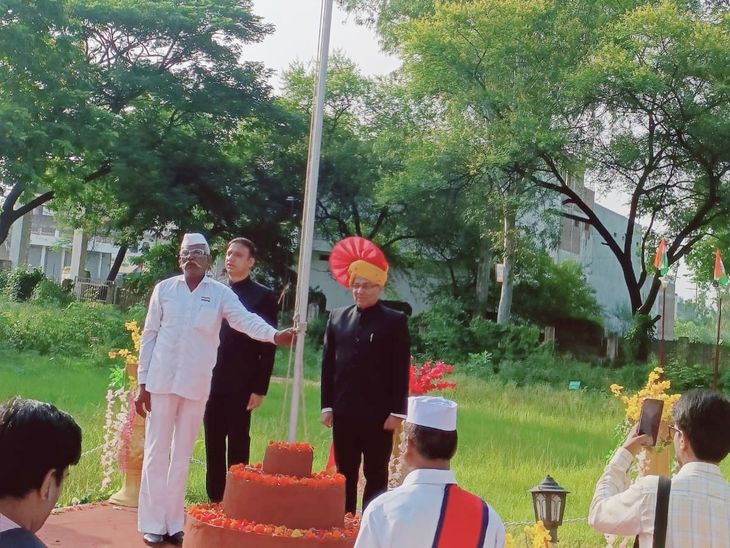 Raisen Collector Arvind Dubey hoisted the flag in the Collectorate ...