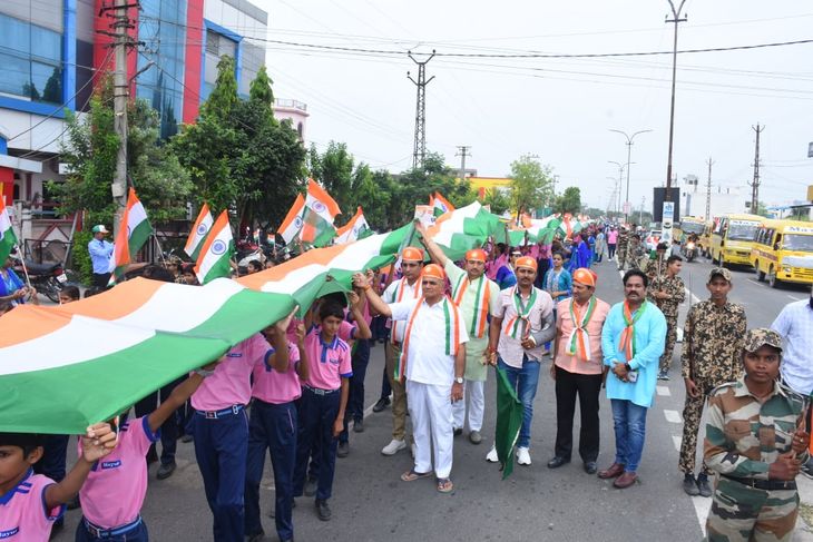 Tiranga Rally; Students of Mayur School hoisted the tricolor of 100 ...