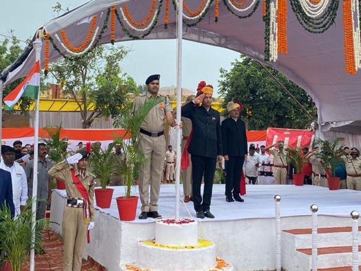 Cabinet Minister Omprakash Saklecha took the salute of the flag ...
