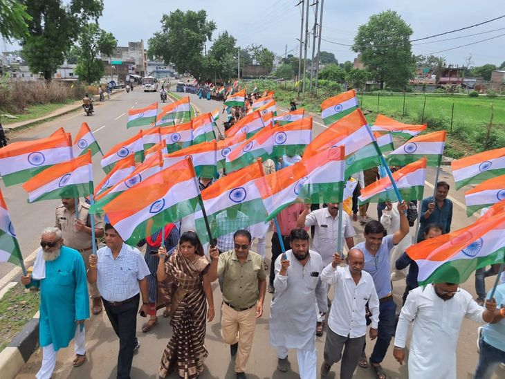 People's representatives, officers and students held the tricolor ...