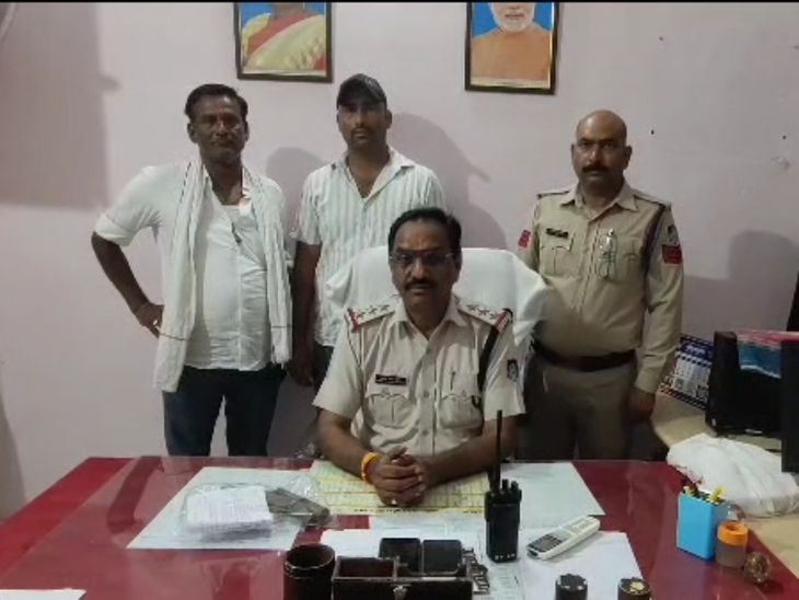 Datia police caught a criminal with a reward of 3 thousand | दतिया पुलिस ने पकड़ा 3 हजार का ...