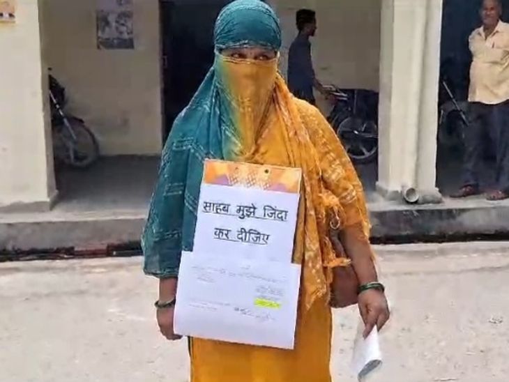 Woman arrived with 'I am alive' placard around her neck