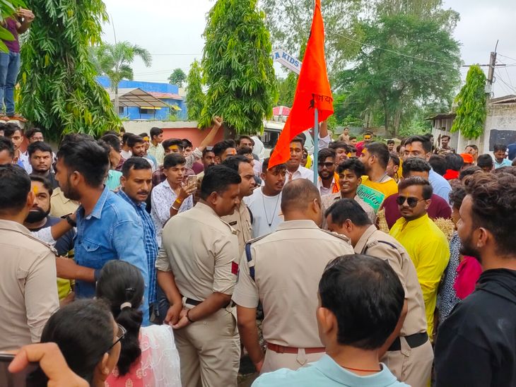 Hindu organizations burnt the effigy of the principal, the movement ...