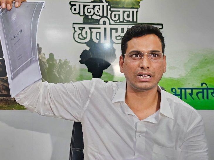 Apart from IAS Sahu, two Congress MLAs became accused Devendra Yadav and Chandradev Rai became ...