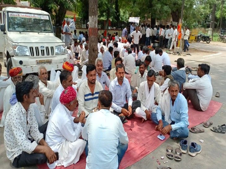 Farmers surrounded discom headquarters
