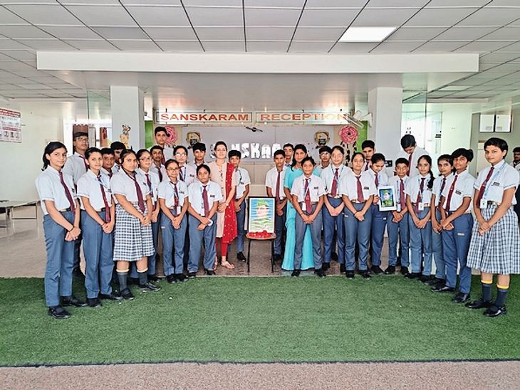 Tributes amid slogans on the death anniversary of Subhash Chandra Bose ...