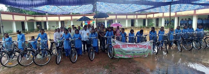 Cycle given to 9th class girl students in Lohattar | लोहत्तर में 9वीं ...