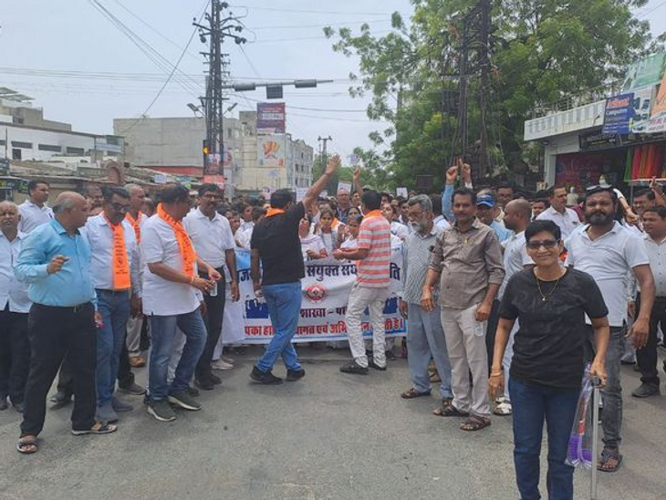 Nursing staff hold rally in Rajasthan's Pali | हाथों में तख्तियां लेकर ...