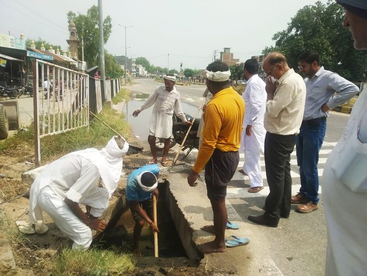 The work of cleaning the drain on the National Highway in Odhan started