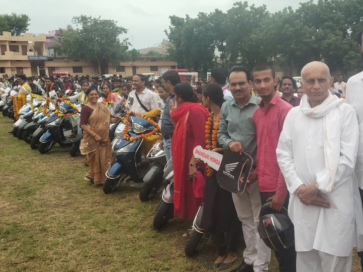 Chief Minister's Scooty Scheme, Madhya pradesh CM shivraj singh chouhan ...