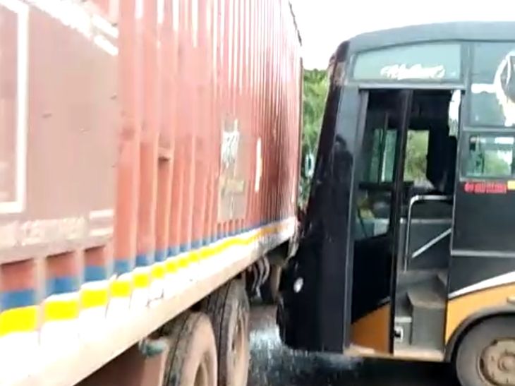 bus full of passengers collided with container | कंटेनर से टकराई ...