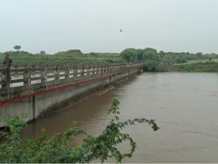 Boiling virgin river in Morena | मुरैना में उफनी कुंवारी नदी: जारौली ...