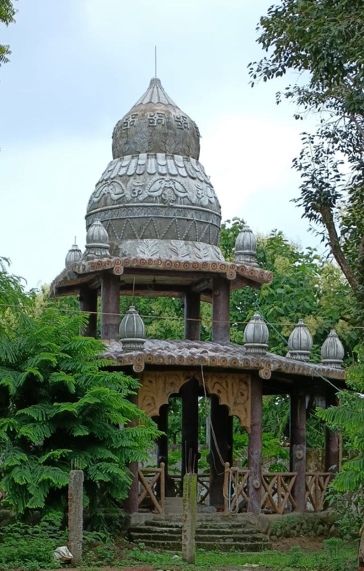 Yagyashala made of cement concrete will look like wood when colored ...